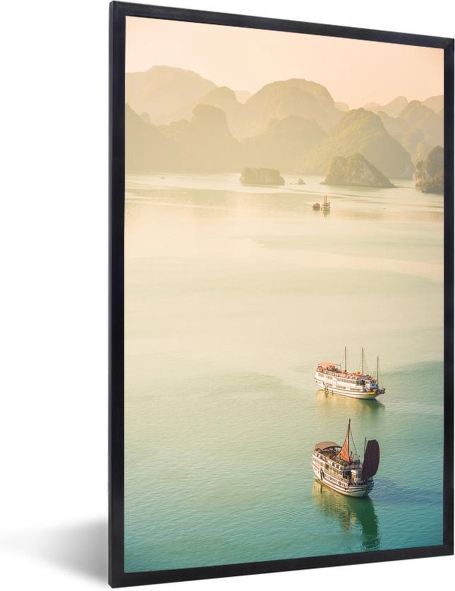 Fotolijst incl. Poster - Boten varen in de Ha Longbaai in VIetnam ...