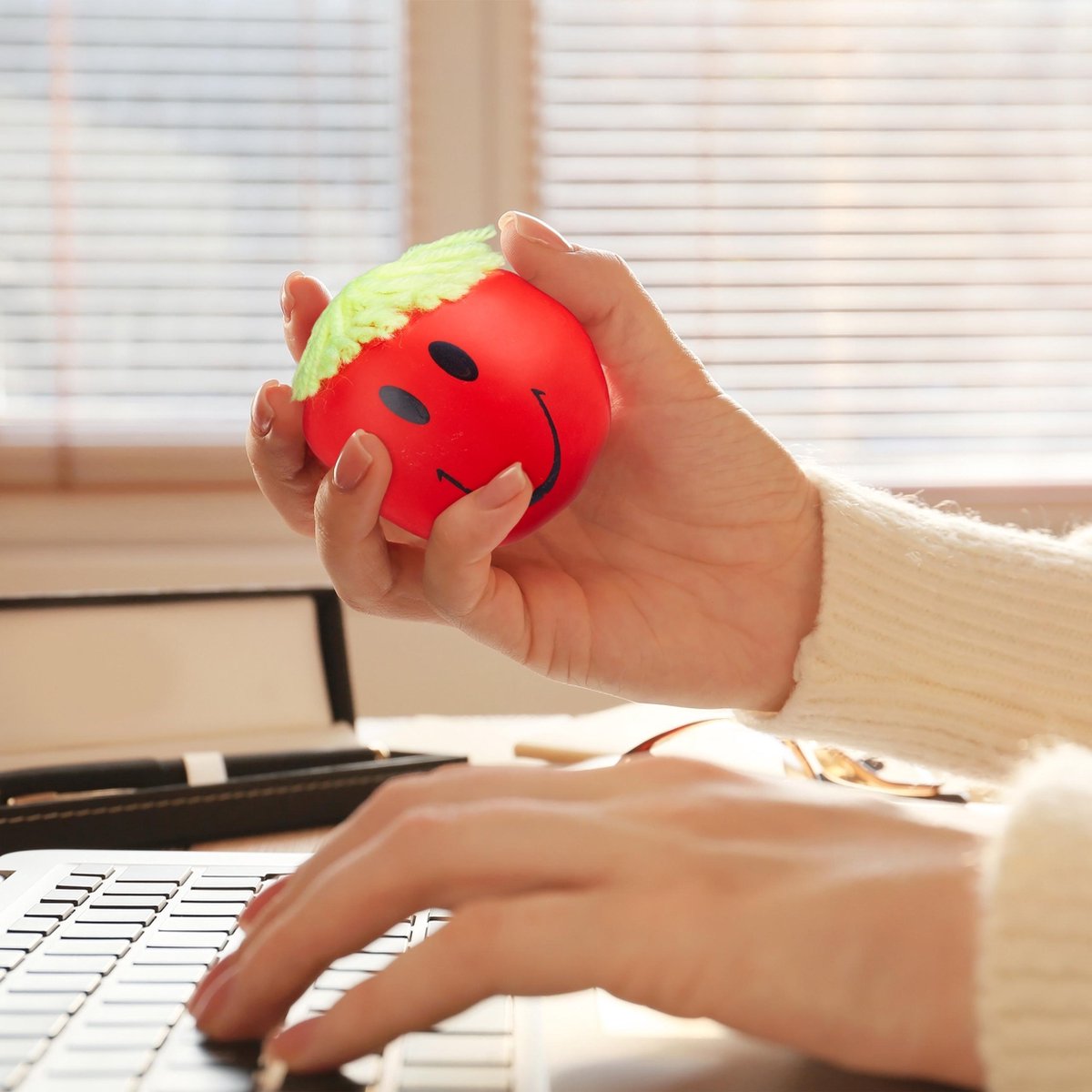 Relaxdays stressbal met gezicht - 6 cm anti-stressbal - kneedbaar ...