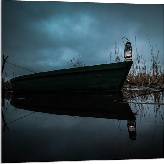 Dibond - Grauwe Boot met Lantaarn in de Schemering - 80x80cm Foto op ...