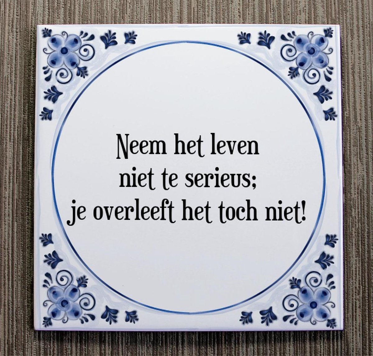 Tegeltje met Spreuk (Tegeltjeswijsheid): Neem het leven niet te serieus; je overleeft... | bol.com