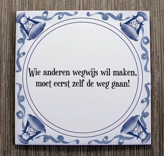 Tegeltje met Spreuk (Tegeltjeswijsheid): Wie anderen wegwijs wil maken, moet eerst... | bol.com