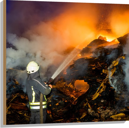 Hout - Brandweerman in Actie bij Rampplek - 80x80 cm - 9 mm dik - Foto ...