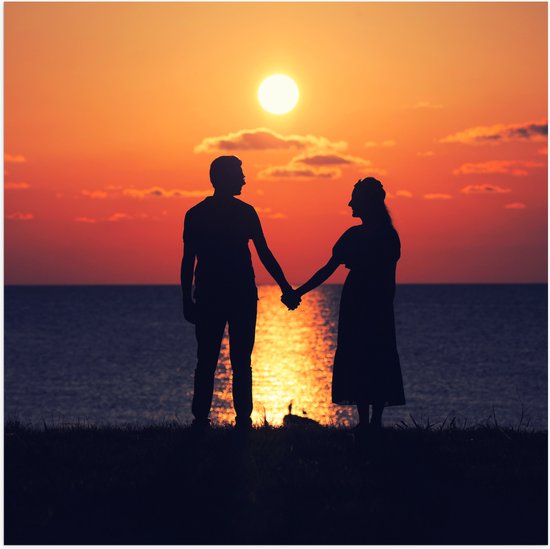 Poster Glanzend – Silhouet van Koppel Hand in Hand bij de Zee tijdens ...
