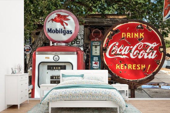 Behang - Fotobehang Mancave - Coca cola - Tank - Vintage - Breedte 525 cm x hoogte 350 cm | bol.com