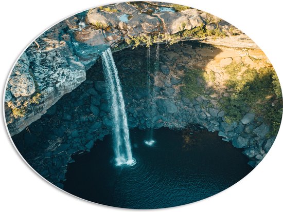 WallClassics - PVC Schuimplaat Ovaal - Hoge Waterval in Meer - 56x42 cm ...