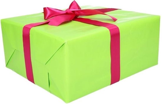 Inpak pakket met groen cadeaupapier en roze lint | bol