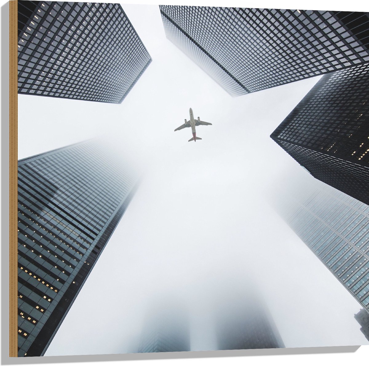 WallClassics - Hout - Vliegtuig vliegend tussen Gebouwen - 80x80 cm - 9 ...