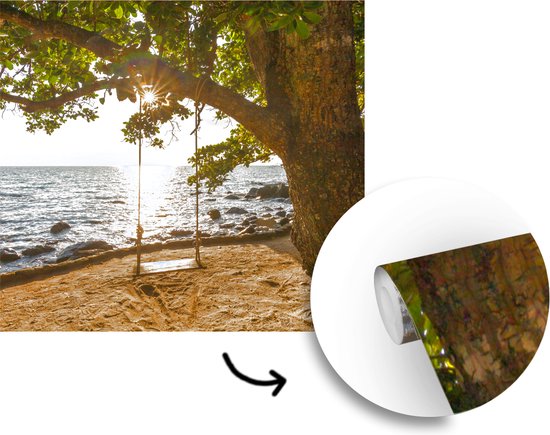 Behang - Fotobehang Een tropische boom met schommel bij het strand van Ko Chang -... | bol