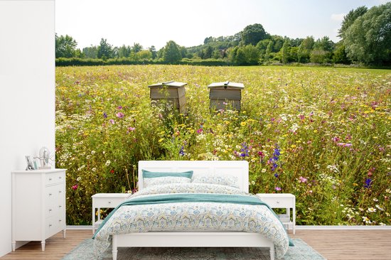 Behang - Fotobehang Bijenkorf in bloemenveld - Breedte 450 cm x hoogte ...