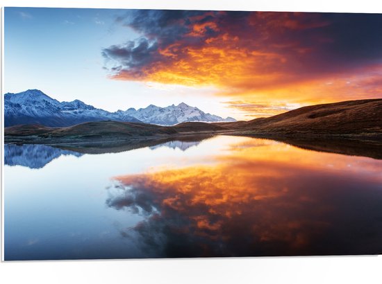 PVC Schuimplaat - Weerspiegeling van Oranje Gloed op Wolken in Water ...