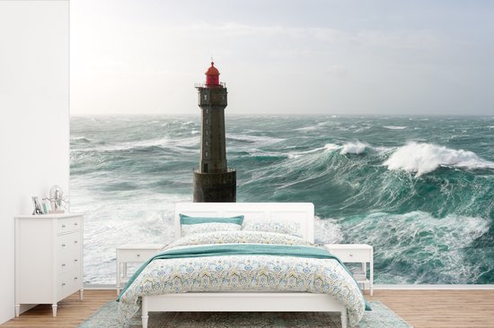 Behang - Fotobehang De Franse Vuurtoren van la Jument tussen de golven - Breedte 450... | bol.com