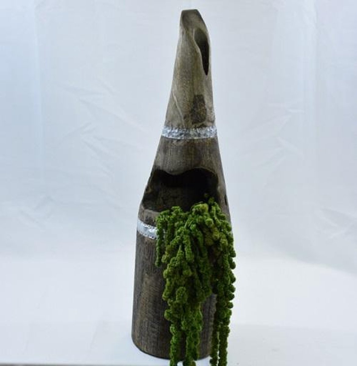 Robuust, landelijk, sober: houten pot met hangplant. 47 x Ø 14 cm | bol.com