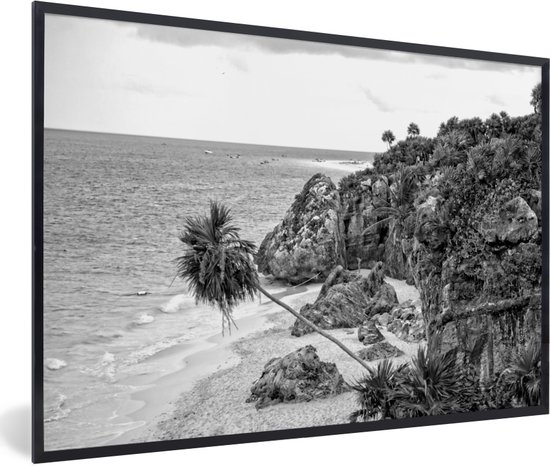 Strand bij het Mexicaanse Tulum met ruïnes - zwart wit | bol.com