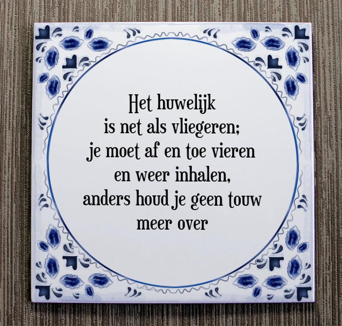 Tegeltje met Spreuk (Tegeltjeswijsheid): Het huwelijk is net als vliegeren; je moet af... | bol.com