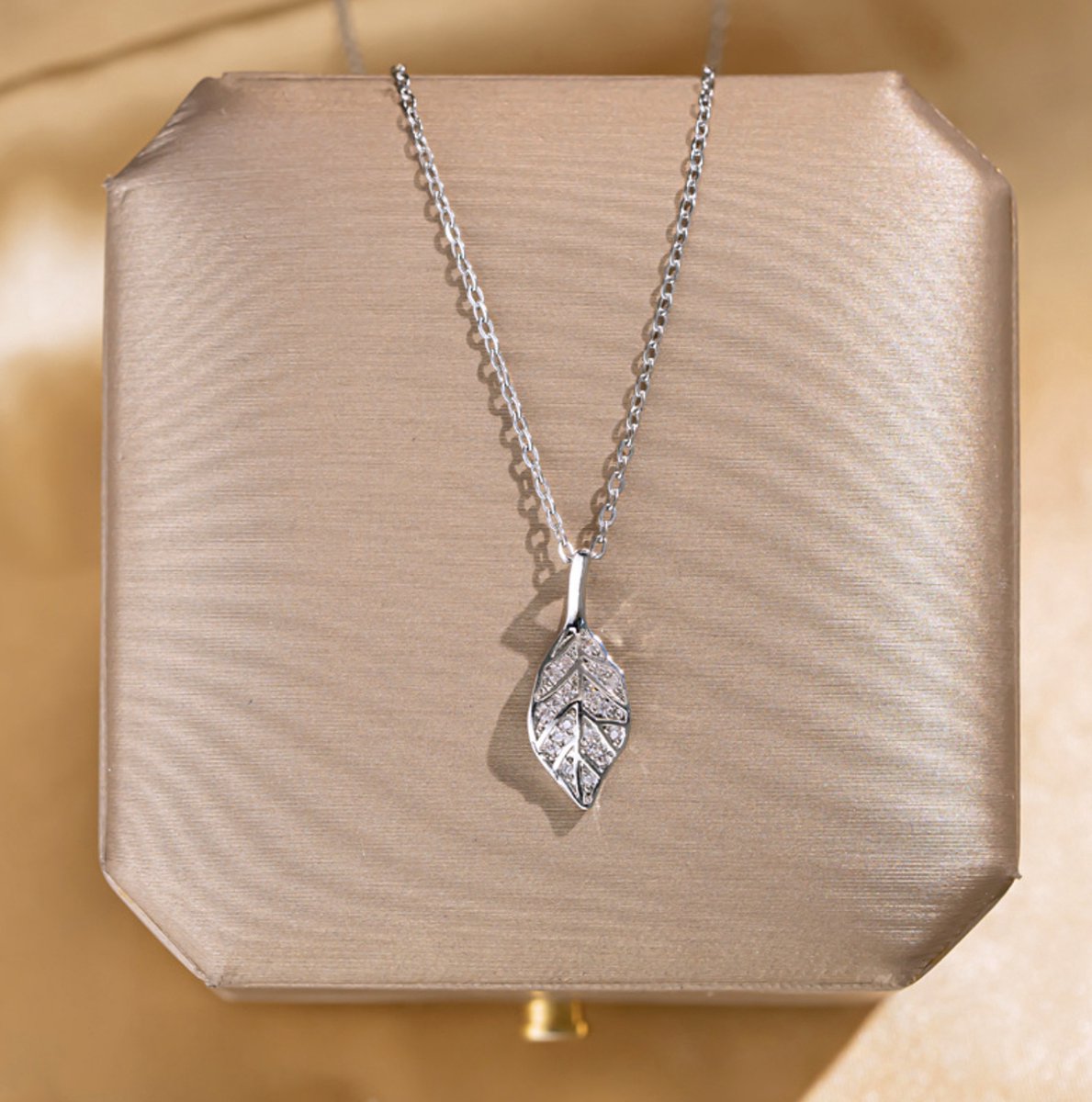 Ketting dames | zilverkleurig dames ketting | blad ketting ...