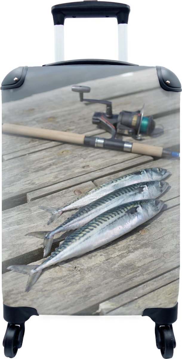 Valise - Trois poissons maquereaux allongés sur le quai en Norvège ...