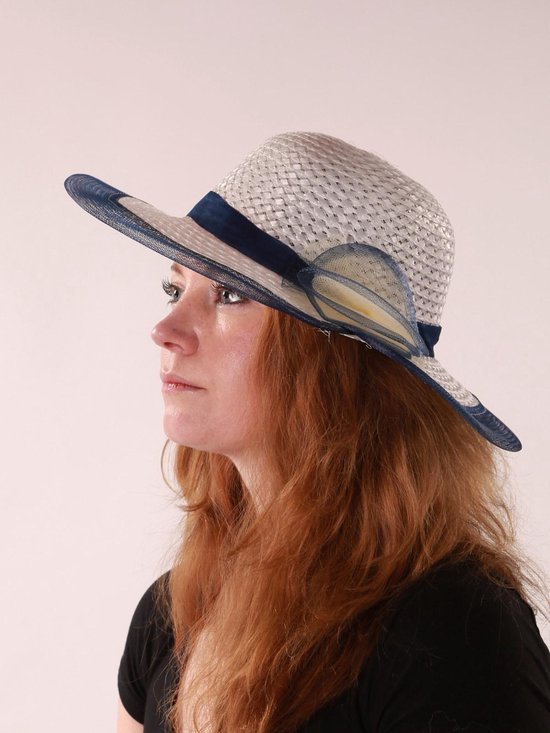 Witte dameshoed met marine blauwe sierrand | bol