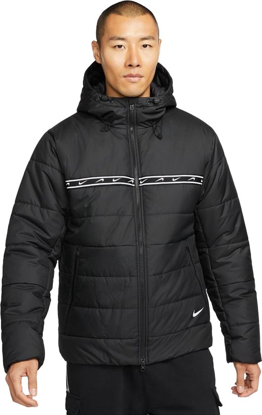 Nike sportswear repeat jacket in de kleur zwart. | bol