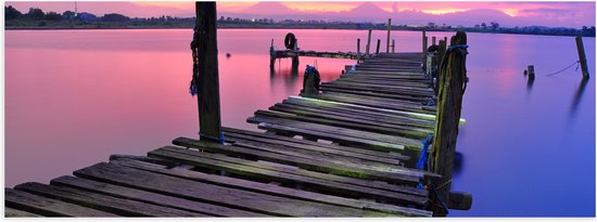 WallClassics - Poster (Mat) - Steiger aan het Water met Paarse Lucht ...