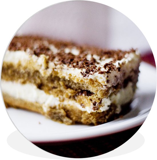 Gros plan d'une tranche de gâteau tiramisu posée sur une assiette ...
