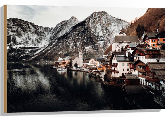 WallClassics - Hout - Klein Dorpje tussen Bergen bij Water - 90x60 cm ...