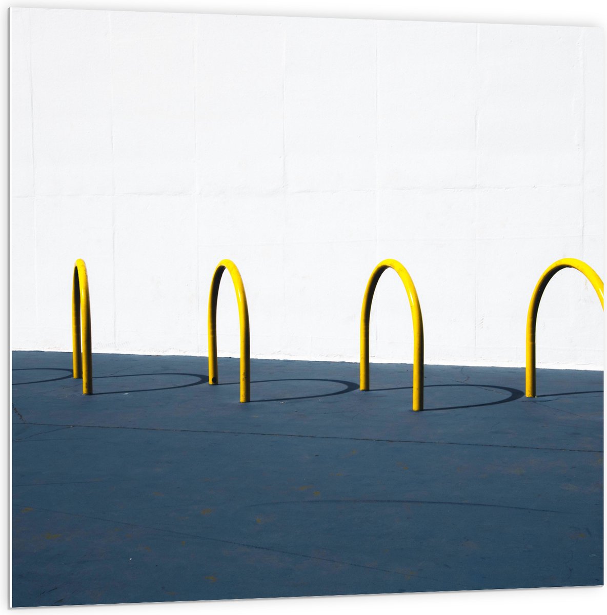 PVC Schuimplaat- Gele Gebogen Plaatjes op Blauwwe Ondergrond - 100x100 ...