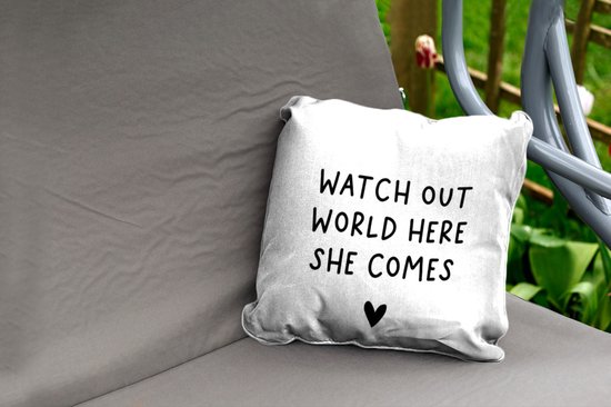 Tuinkussen - Engelse quote "Watch out world here she comes" met een ...