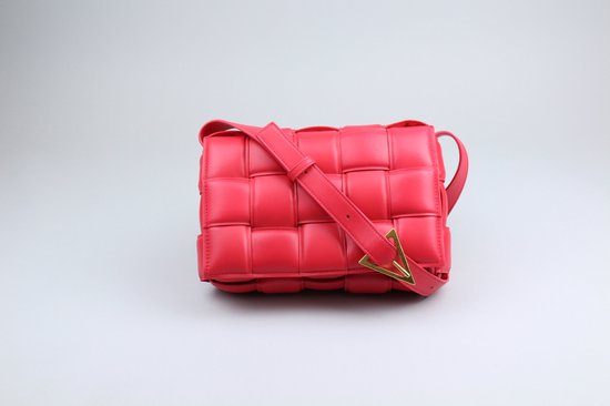 Bottega Veneta Padded Cassette Tas 'Firework Red'. | bol