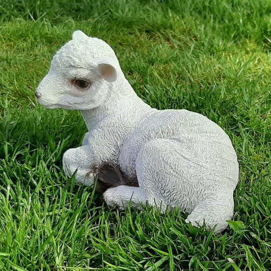 Fame-musthaves Beeldje jong lammetje - Liggend schaap - Wit - 20 cm | bol