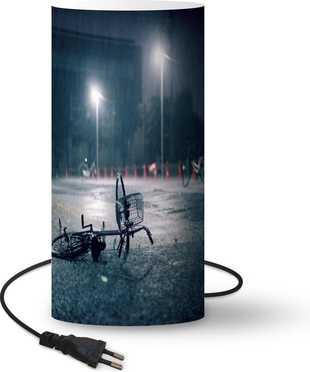 Lamp - Nachtlampje - Tafellamp slaapkamer - Een gevallen fiets in de ...
