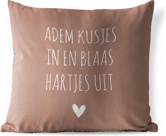 Sierkussen Buiten - Nederlandse Quote: 'Adem kusjes in en blaas hartjes ...