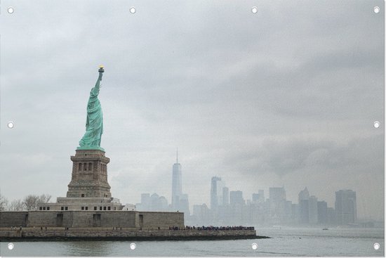 La Statue de la Liberté et les toits de New York dans le brouillard ...