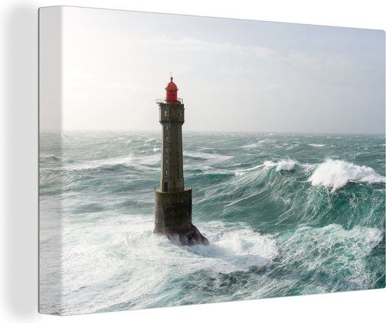 Canvas schilderij 140x90 cm - Wanddecoratie De Franse Vuurtoren van la Jument tussen... | bol