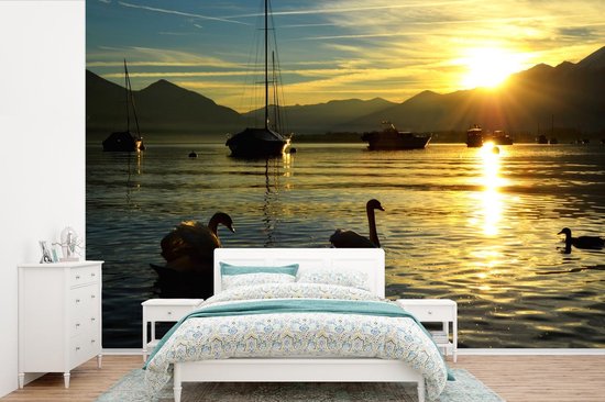 Behang - Fotobehang Zwanen - Boot - Zon - Breedte 330 cm x hoogte 220 ...