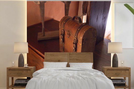 Behang - Fotobehang Houten kist op een kast - Breedte 350 cm x hoogte ...