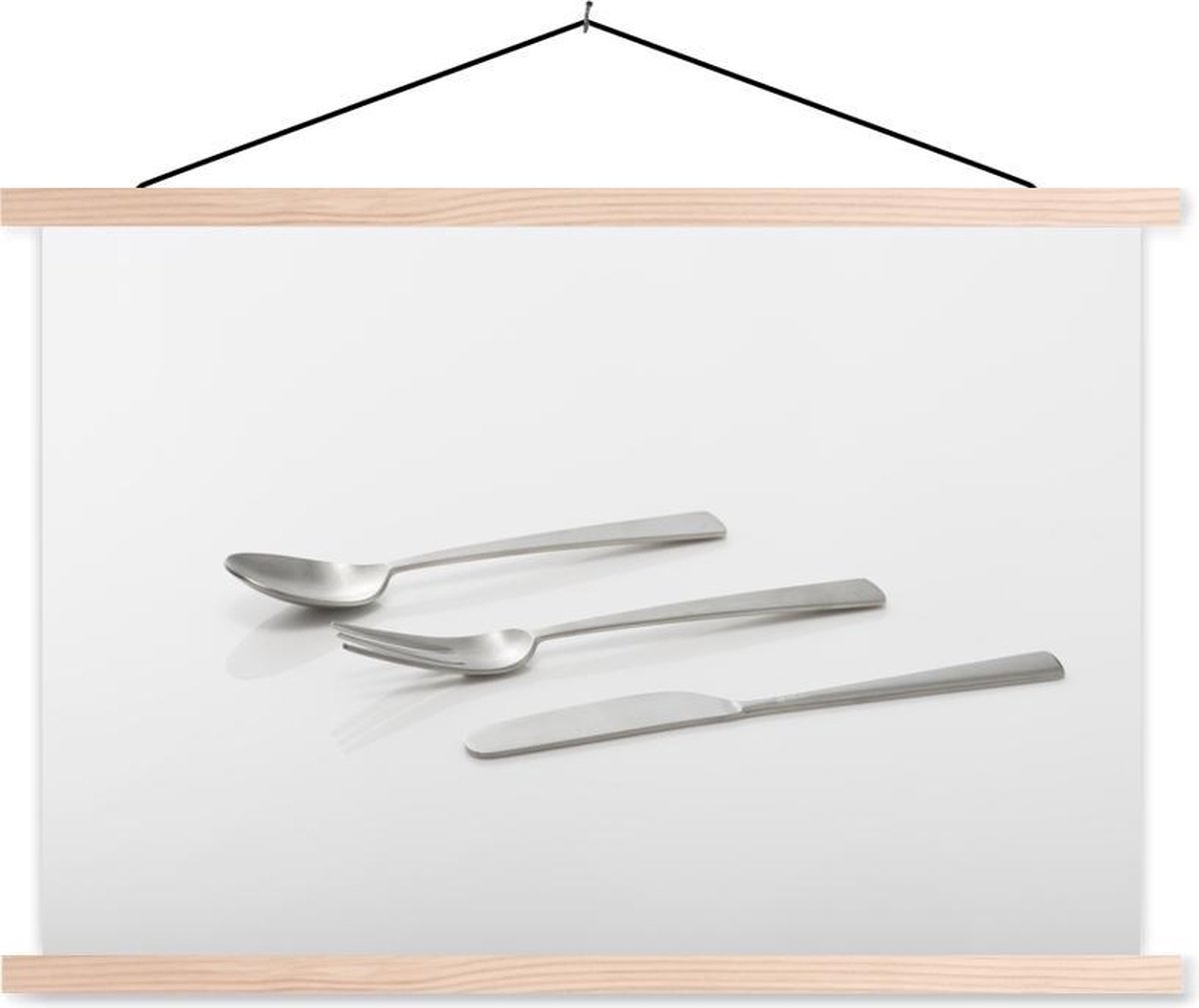 Zilver bestek wat horizontaal gefotografeerd is door de hoek van ...