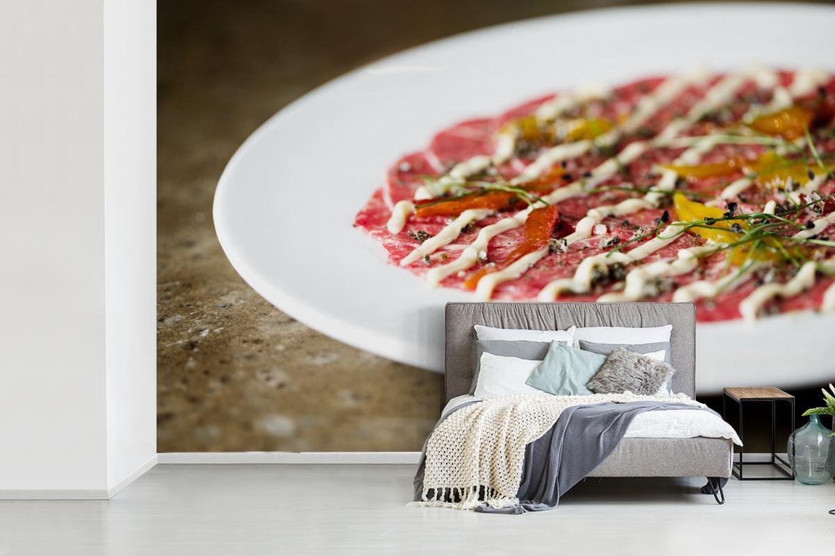 Behang - Fotobehang - Rundercarpaccio gegarneerd met een tomatensalade ...