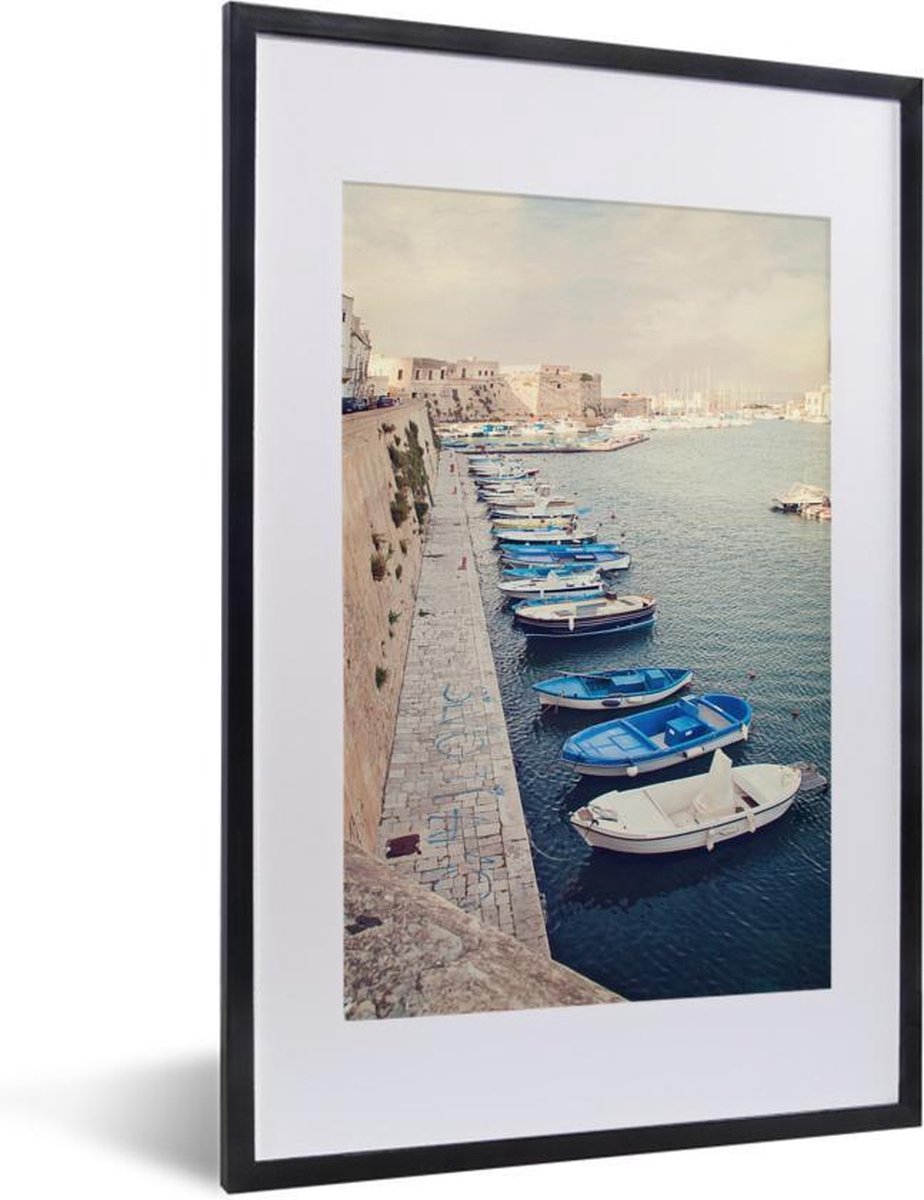 Fotolijst incl. Poster - boten naast elkaar aan de wal in Gallipoli ...