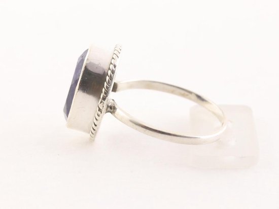 Bewerkte zilveren ring met blauwe saffier - maat 19 | bol
