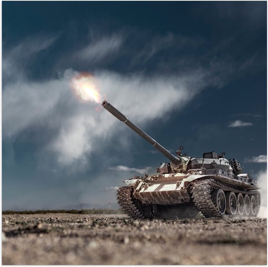 Poster (Mat) - Tank in Actie onder de Wolken - 50x50 cm Foto op ...