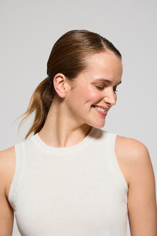 Pulower w kolorze be?owym z per?owym guzikiem | bol