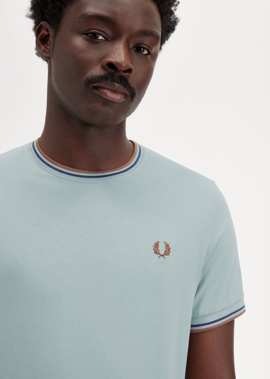 Fred Perry Twin tipped t-shirt - Silver Blue Tennis Blue Cinnamon | bol