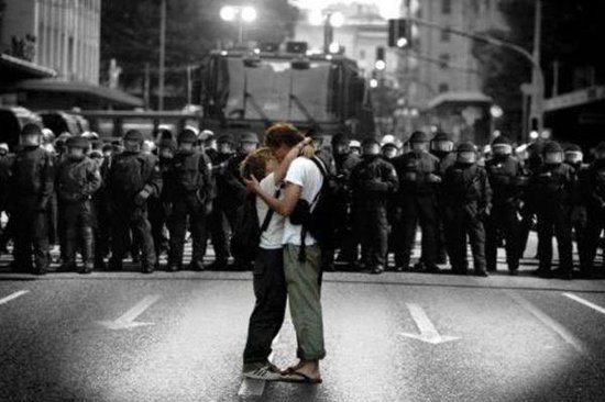 Protest Kiss - Maxi Poster | bol