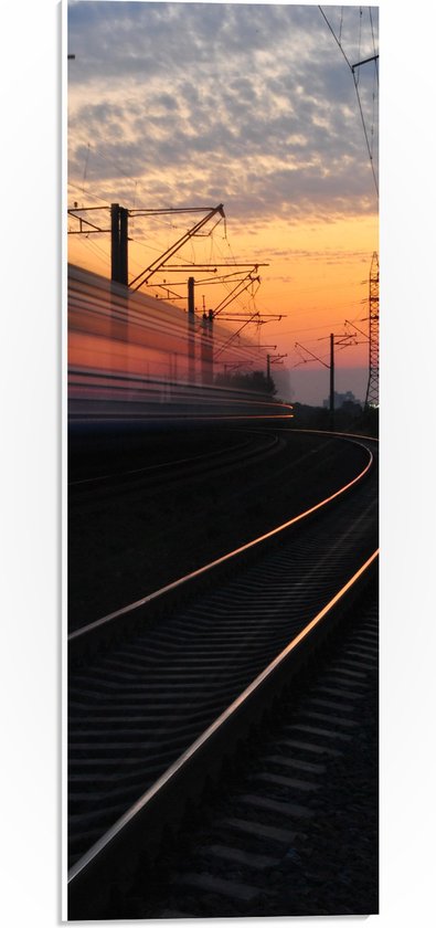 WallClassics - PVC Schuimplaat - Voorbijrazende Trein bij Treinspoor ...
