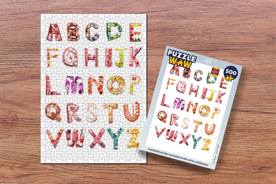 Puzzel Kleurrijke letters van snoep op een witte achtergrond ...