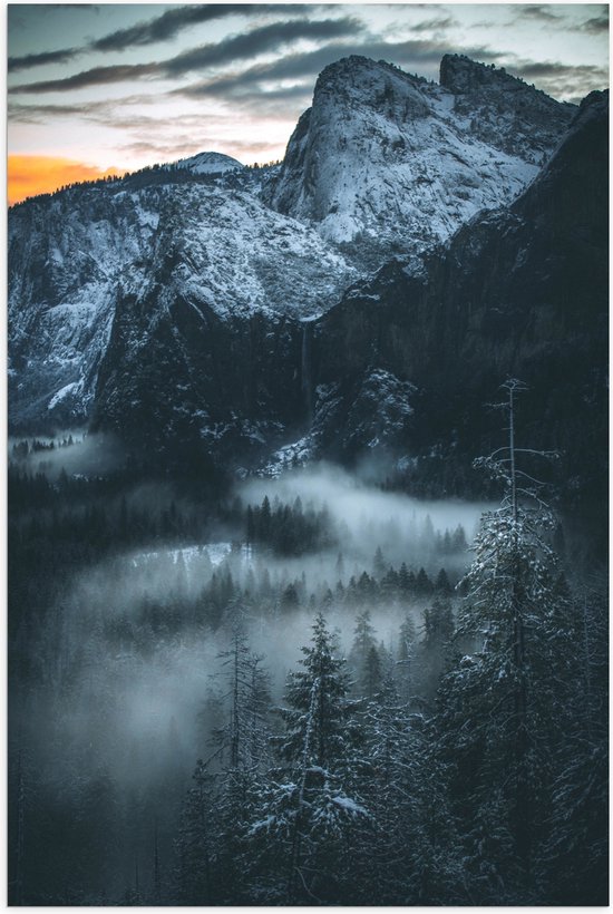 WallClassics - Poster (Mat) - Hoge Bergen boven de Bomen uit - 100x150 ...