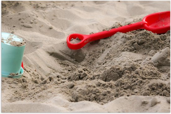 WallClassics - Poster (Mat) - Schepje en Emmer op het Strand - 90x60 cm ...