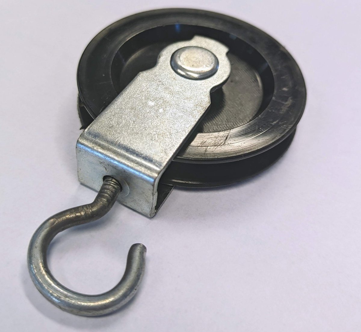 Verzinkte Katrol Draaibaar met haak - 75 mm wiel - groef 8 mm | bol