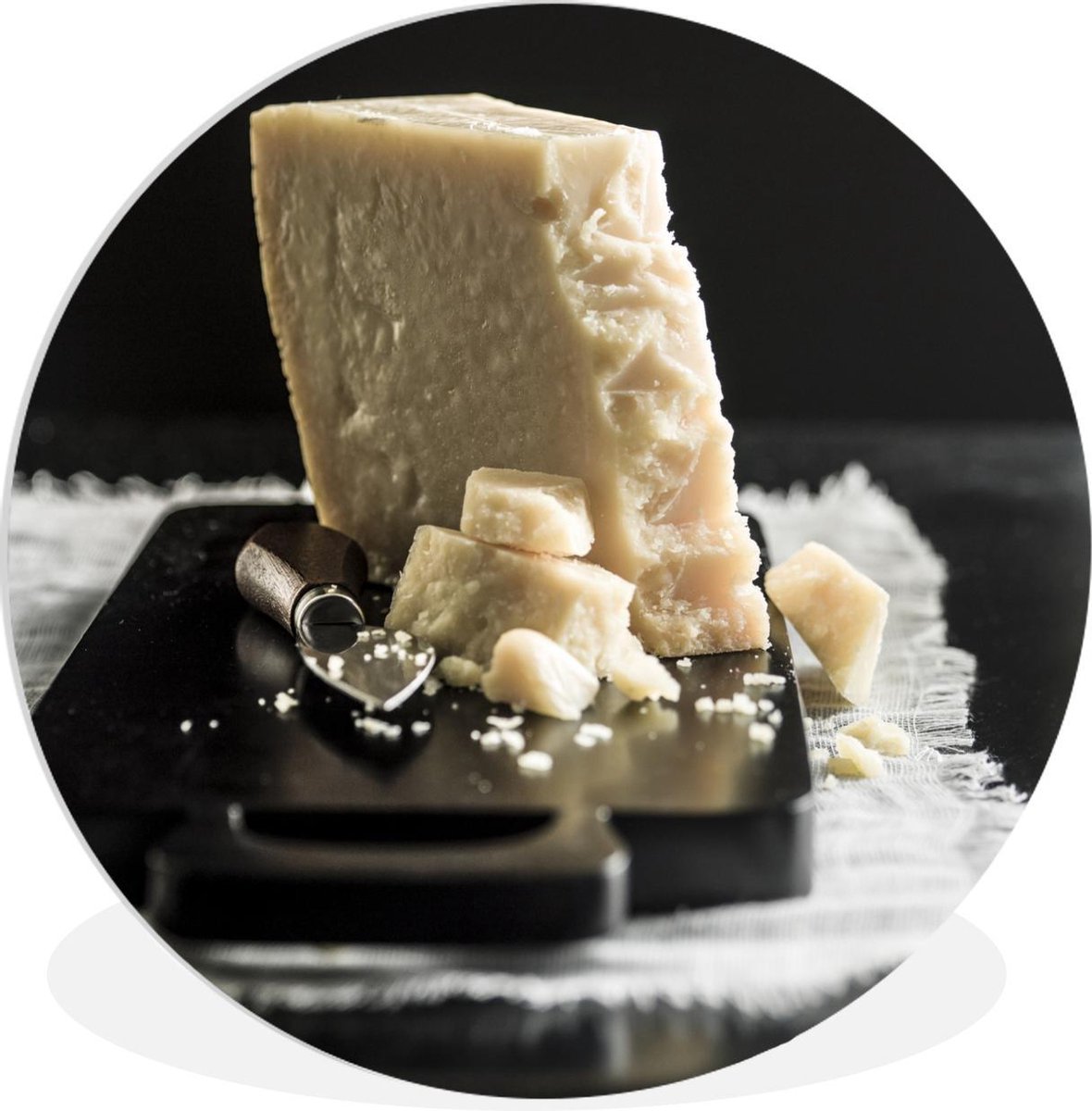 Parmesan sur une planche à découper noire Assiette en plastique cercle ...