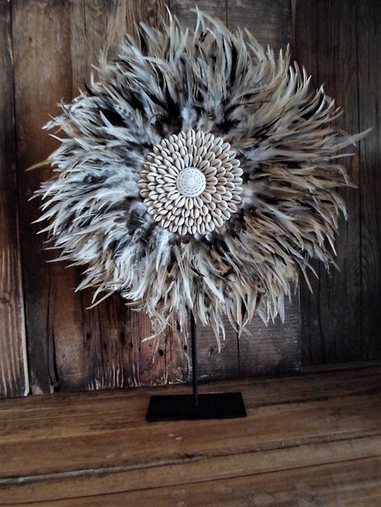 Ornament Coastal Juju on stand grijs bruin met veren en schelpen 50 cm | bol.com